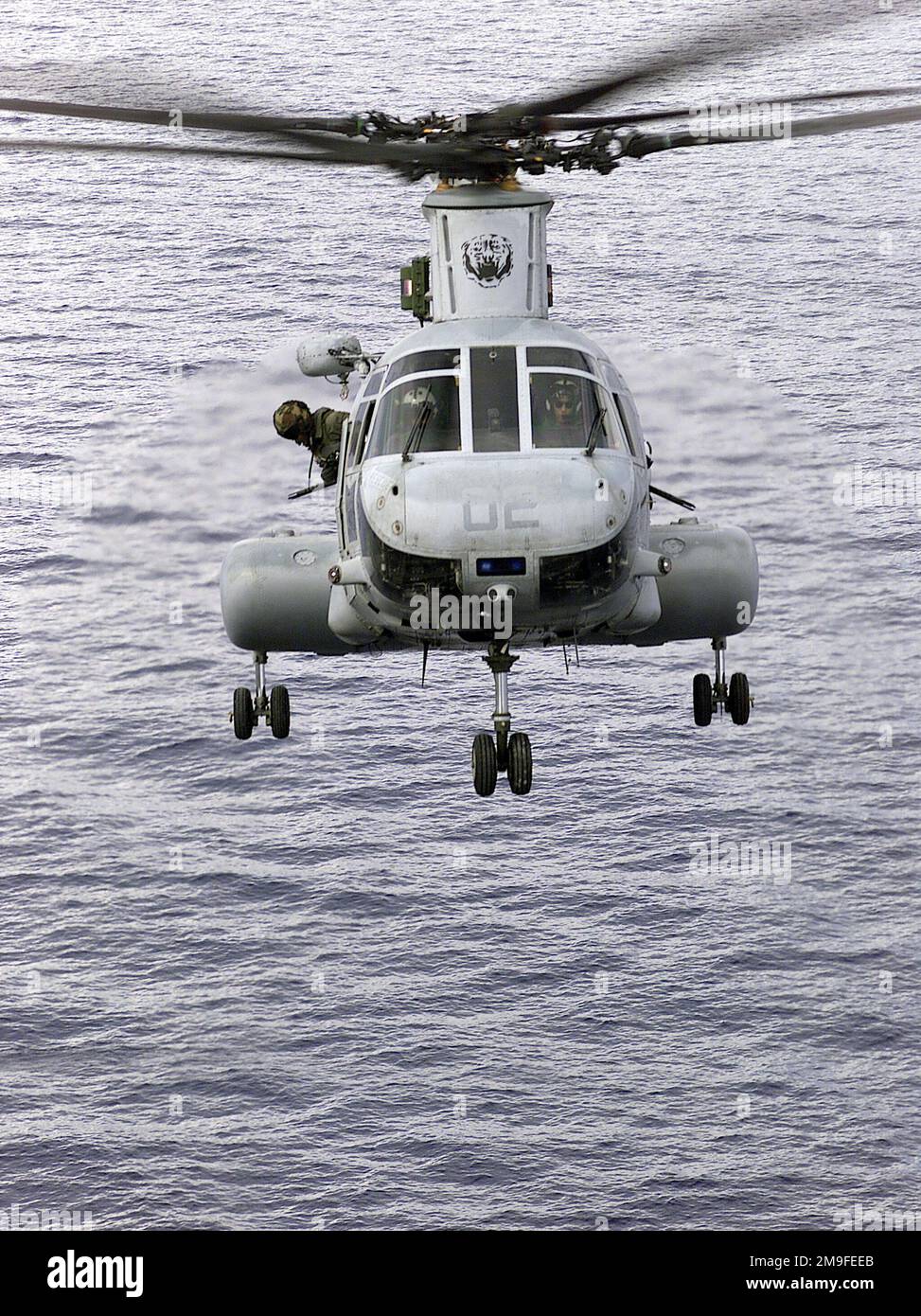 Ein Hubschrauber USMC CH-46E (Sea Knight) der Marine Helicopter Squadron Medium (HMM 262) landet ...