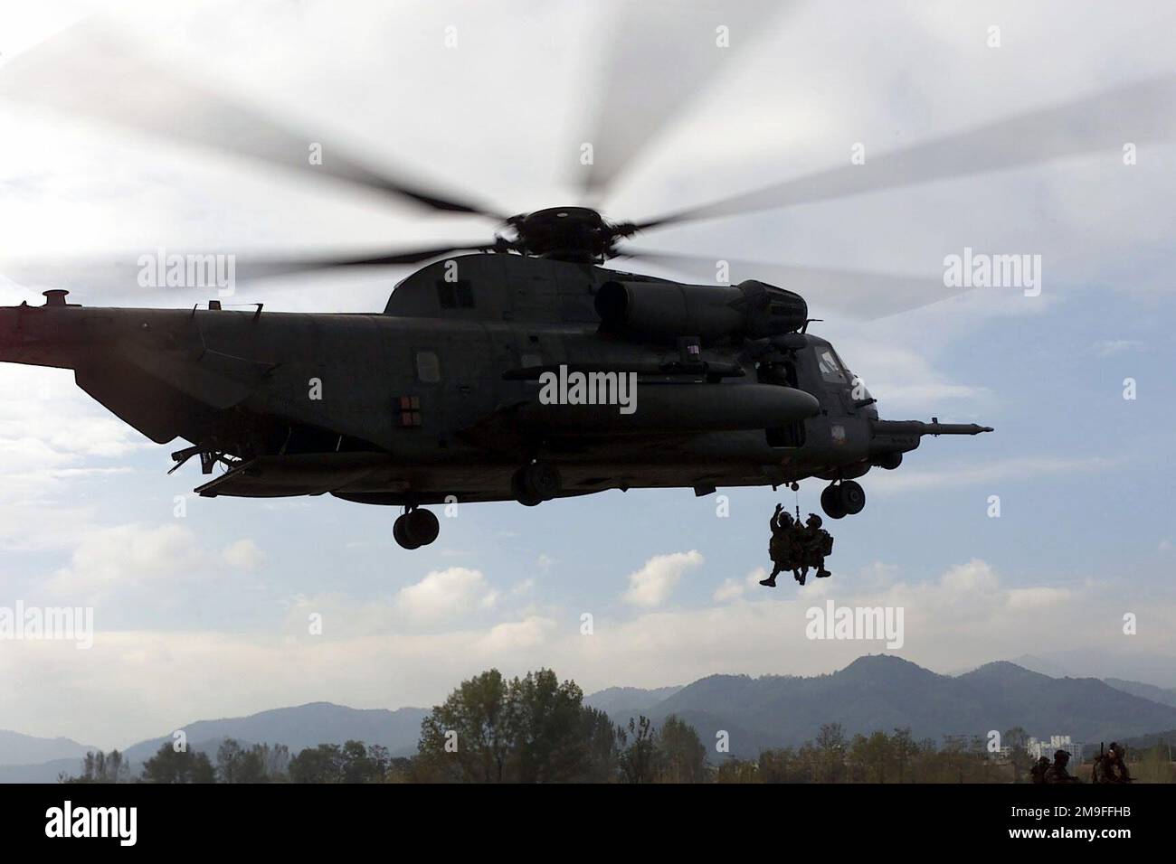 US Air Force Airmen der 320. STS (Strategic Training Squadron) führen ...