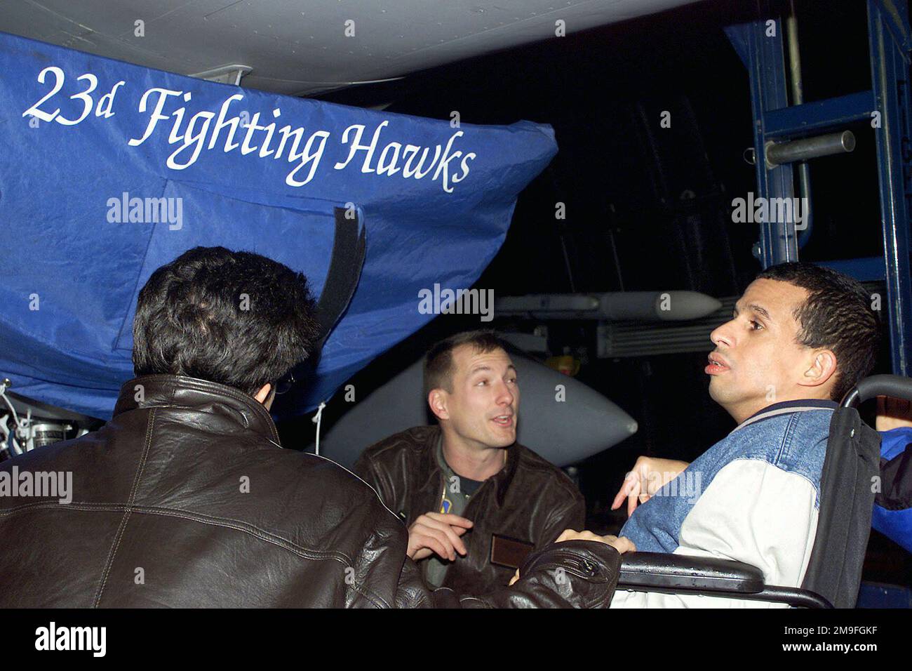 US Air Force First Lieutenant Sean Gustafson (Mitte) des 23 ...