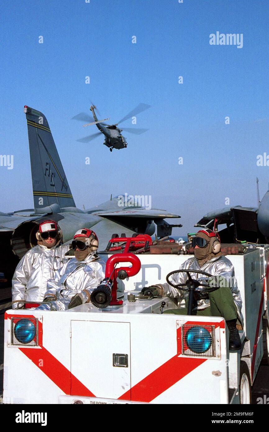 Mitglieder des Crash and Salvage Teams stehen während einer vertikalen ...