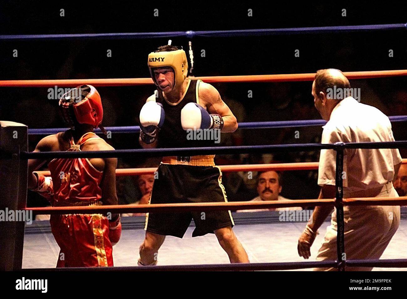 DER US Marine Corps-Boxer Johnnie Edwards und der US Army-Boxer ...