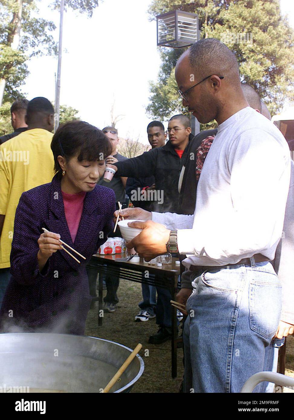 GUNNERY Sergeant Anthony Rucker (rechts), Third Division/12. Marine ...