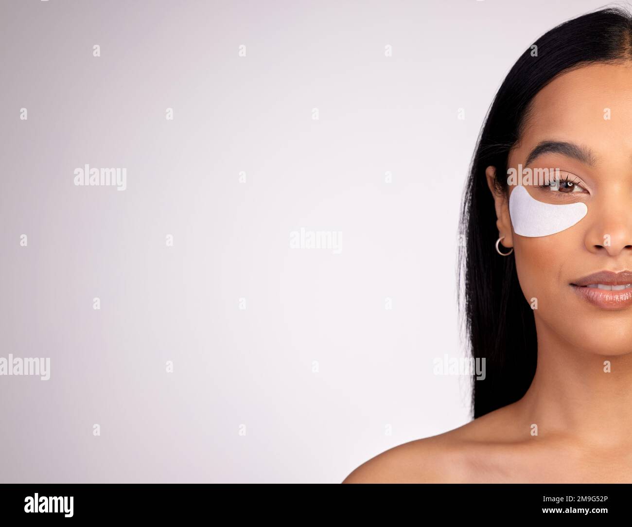 Woman wearing eye patch -Fotos und -Bildmaterial in hoher Auflösung – Alamy