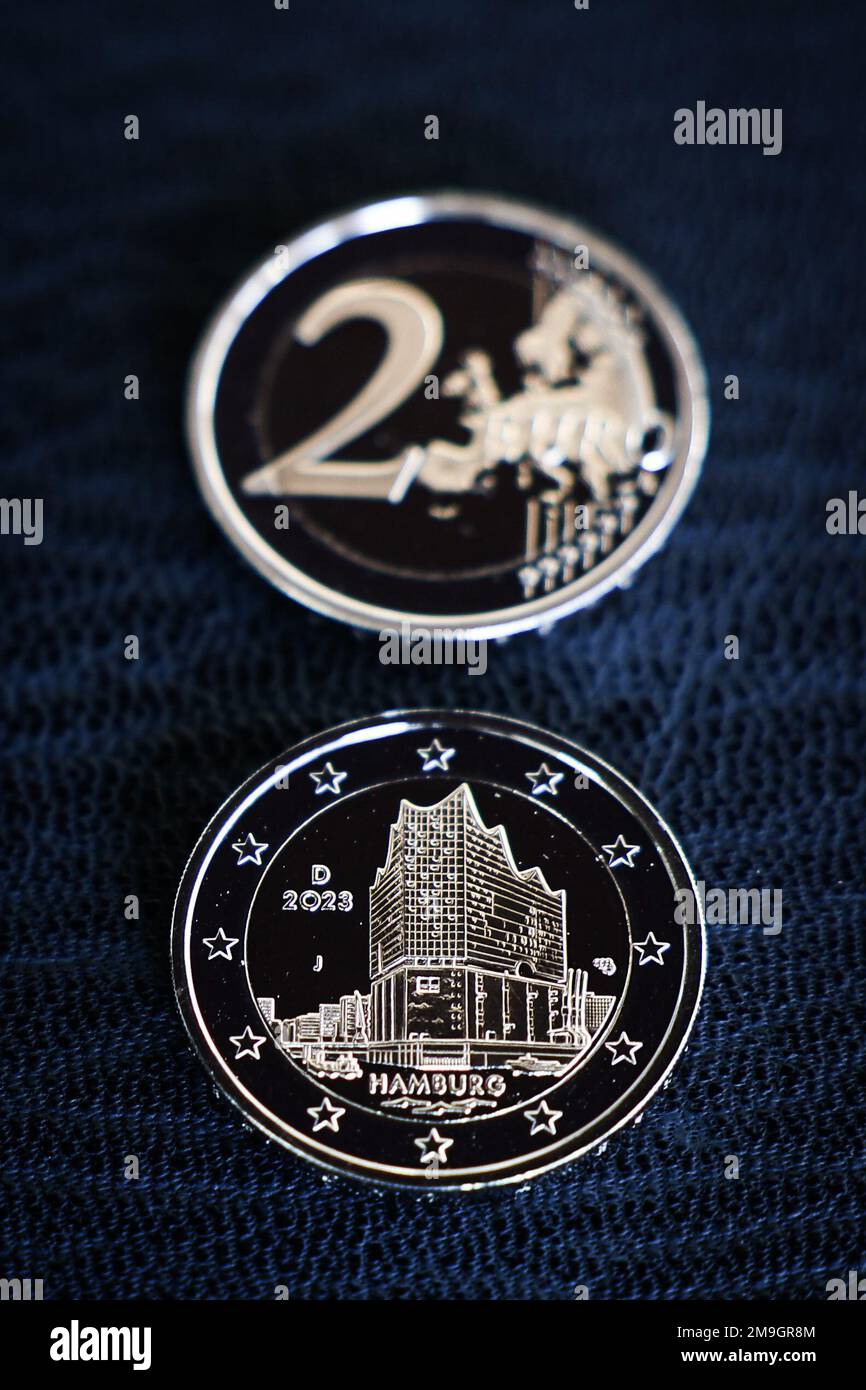 18. Januar 2023, Hamburg: Zwei neue 2-Euro-Münzen mit der Silhouette der Elbphilharmonie sind in ...