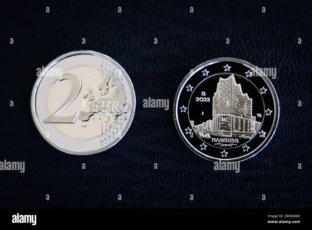 18. Januar 2023, Hamburg: Zwei neue 2-Euro-Münzen mit der Silhouette der Elbphilharmonie sind in ...