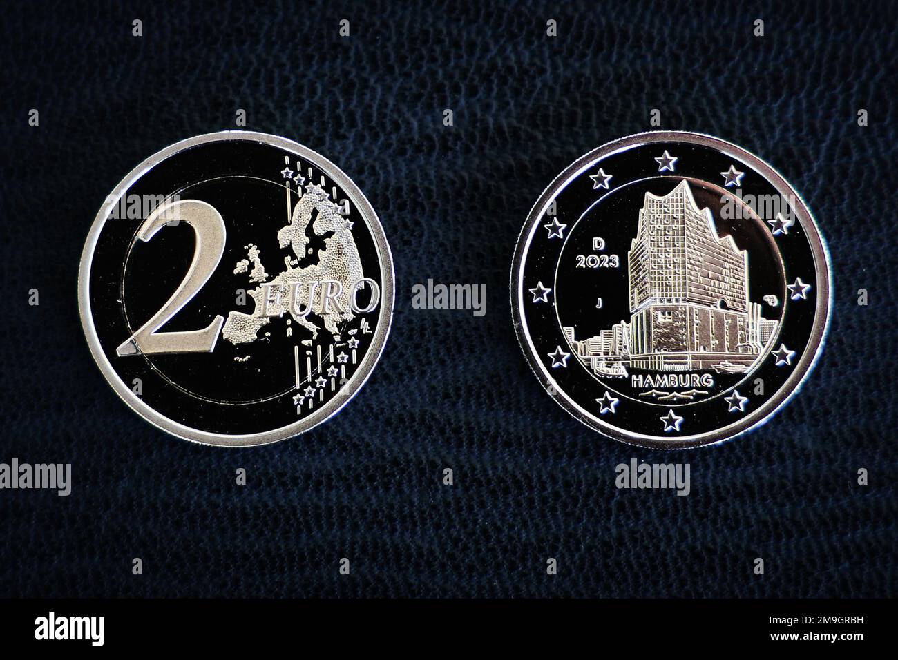 18. Januar 2023, Hamburg: Zwei neue 2-Euro-Münzen mit der Silhouette der Elbphilharmonie sind in ...