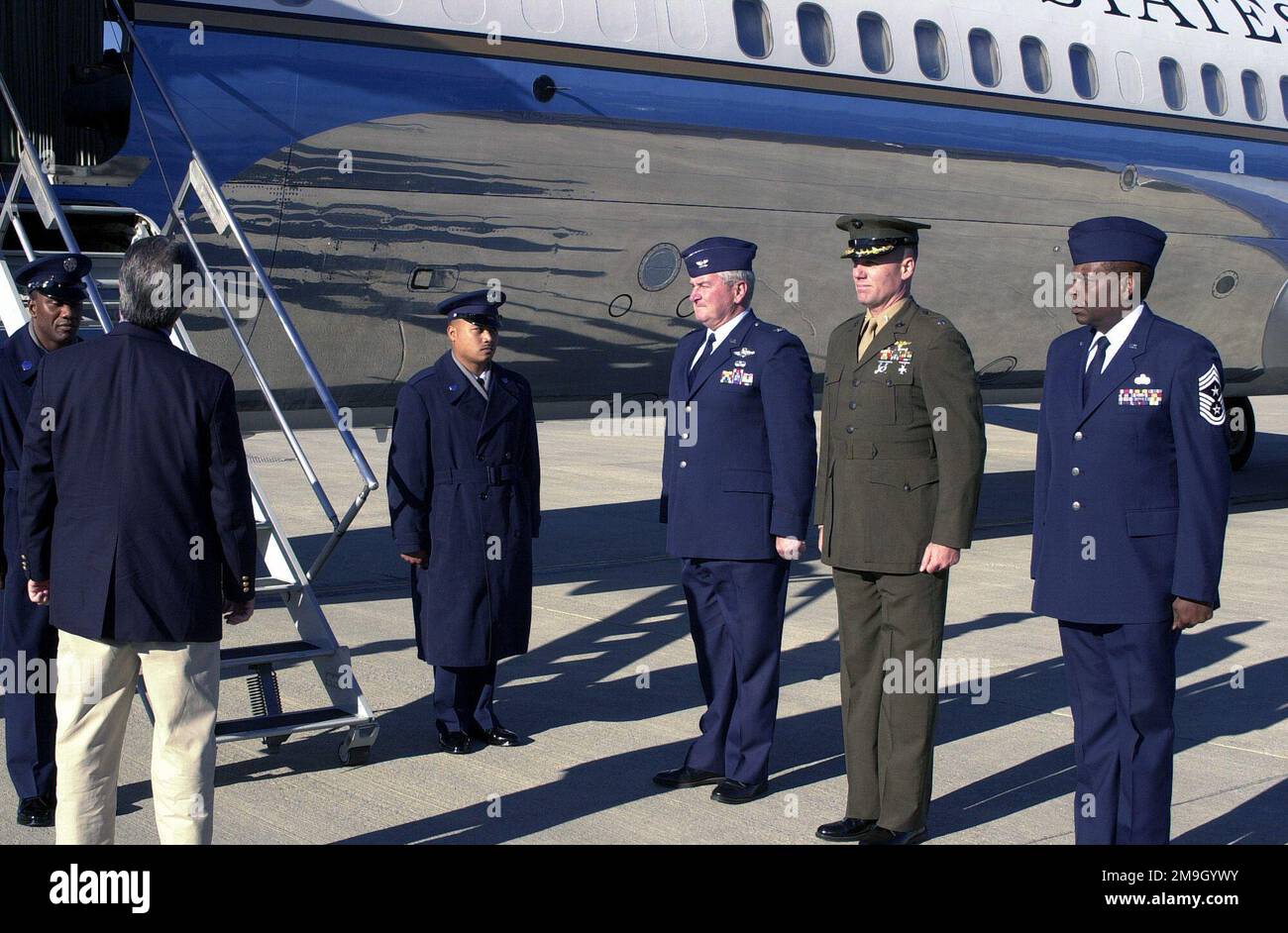 Von links nach rechts: Colonel Dana B. Demand, USAF, Commander 105 ...