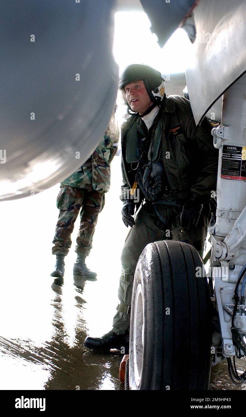 US Navy (USN) Lieutenant Commander (LCDR) Dave Goodwin inspiziert mit ...