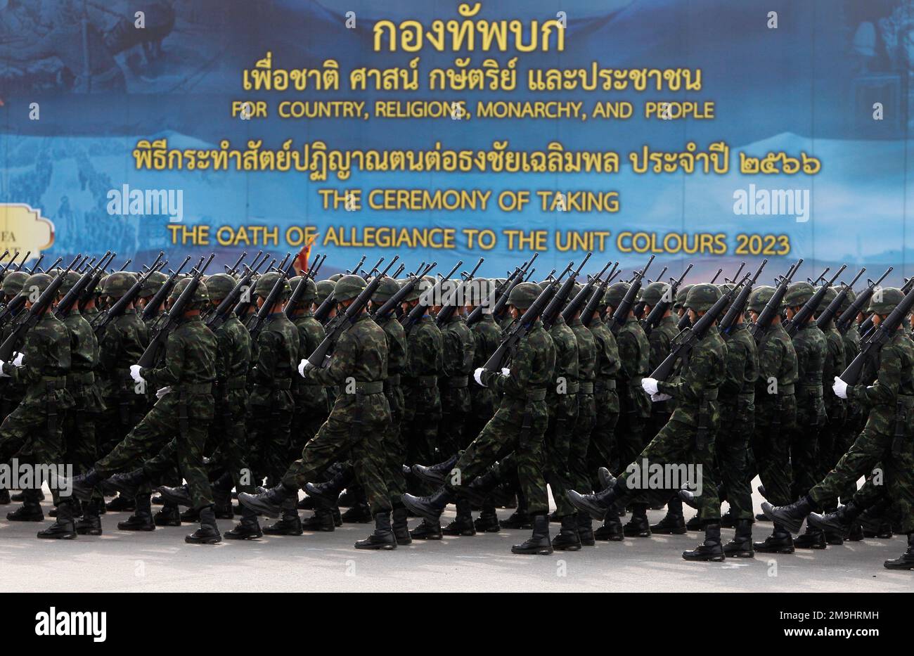 Saraburi, Thailand. 18. Januar 2023. Mitglieder der thailändischen Armee nehmen an der Zeremonie ...