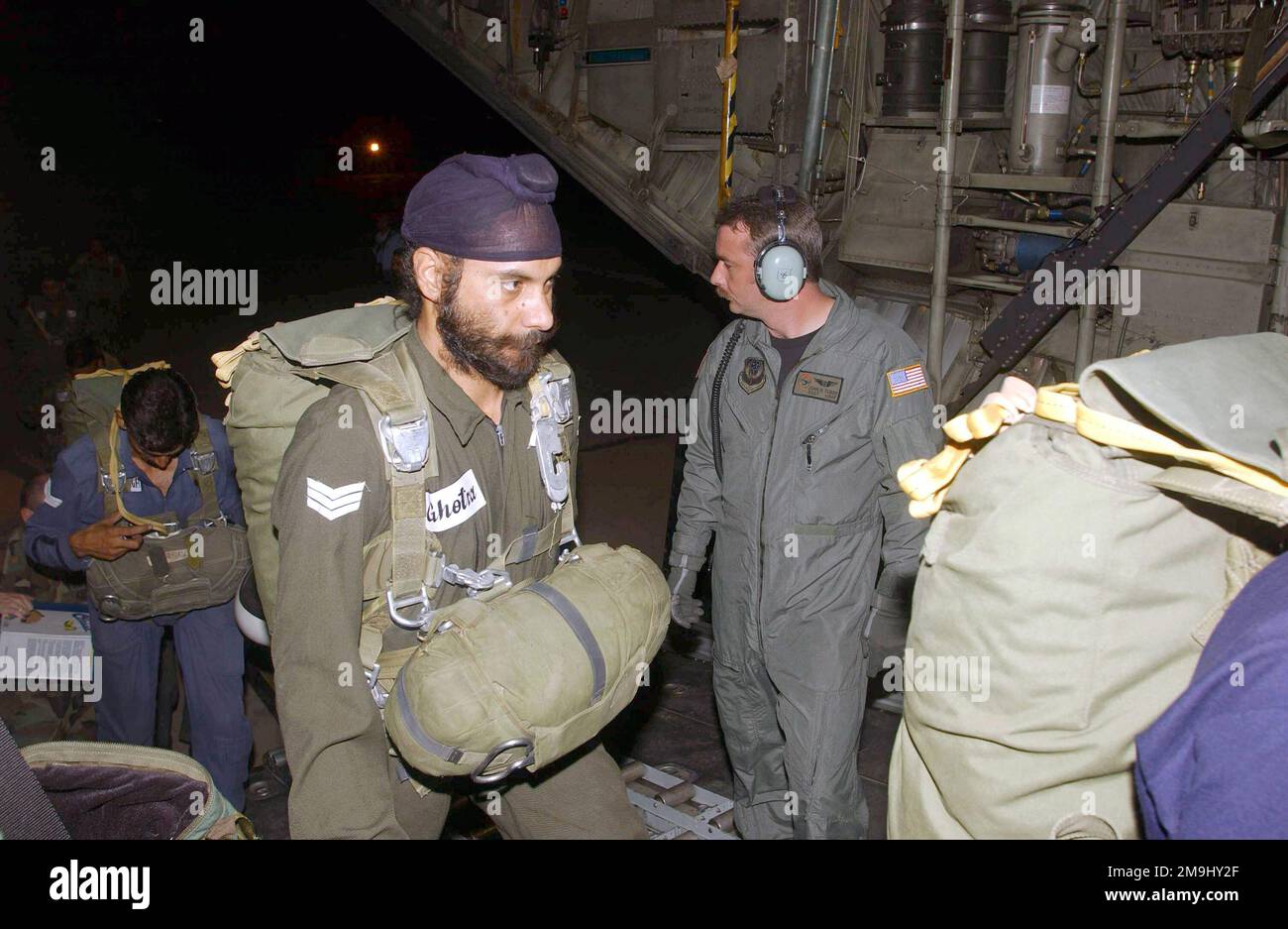 Staff Sergeant John Tubbs (rechts) DER US Air Force (USAF), ein MC-130H ...