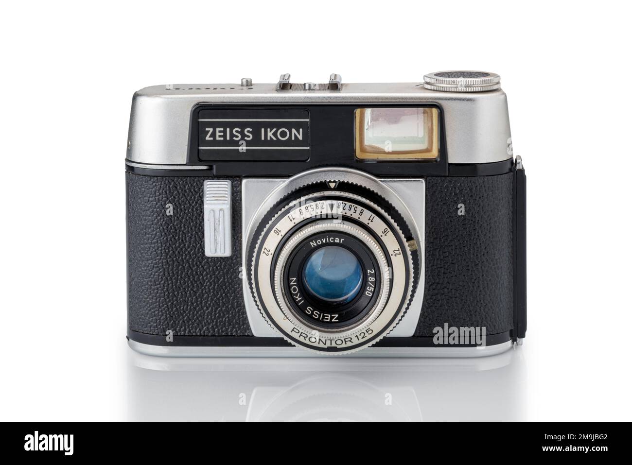 Cuneo, Italien - 17. Januar 2023: Zeiss Ikon Colora 35-mm-Filmkamera ...