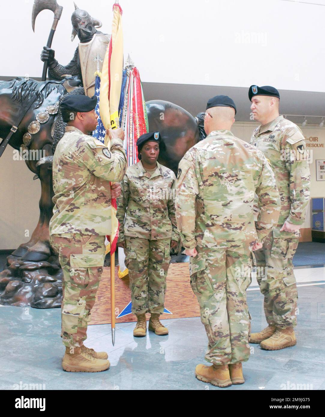 Kommandozentrale Joshua Thompson, Left, erhält die Farben der 418 ...