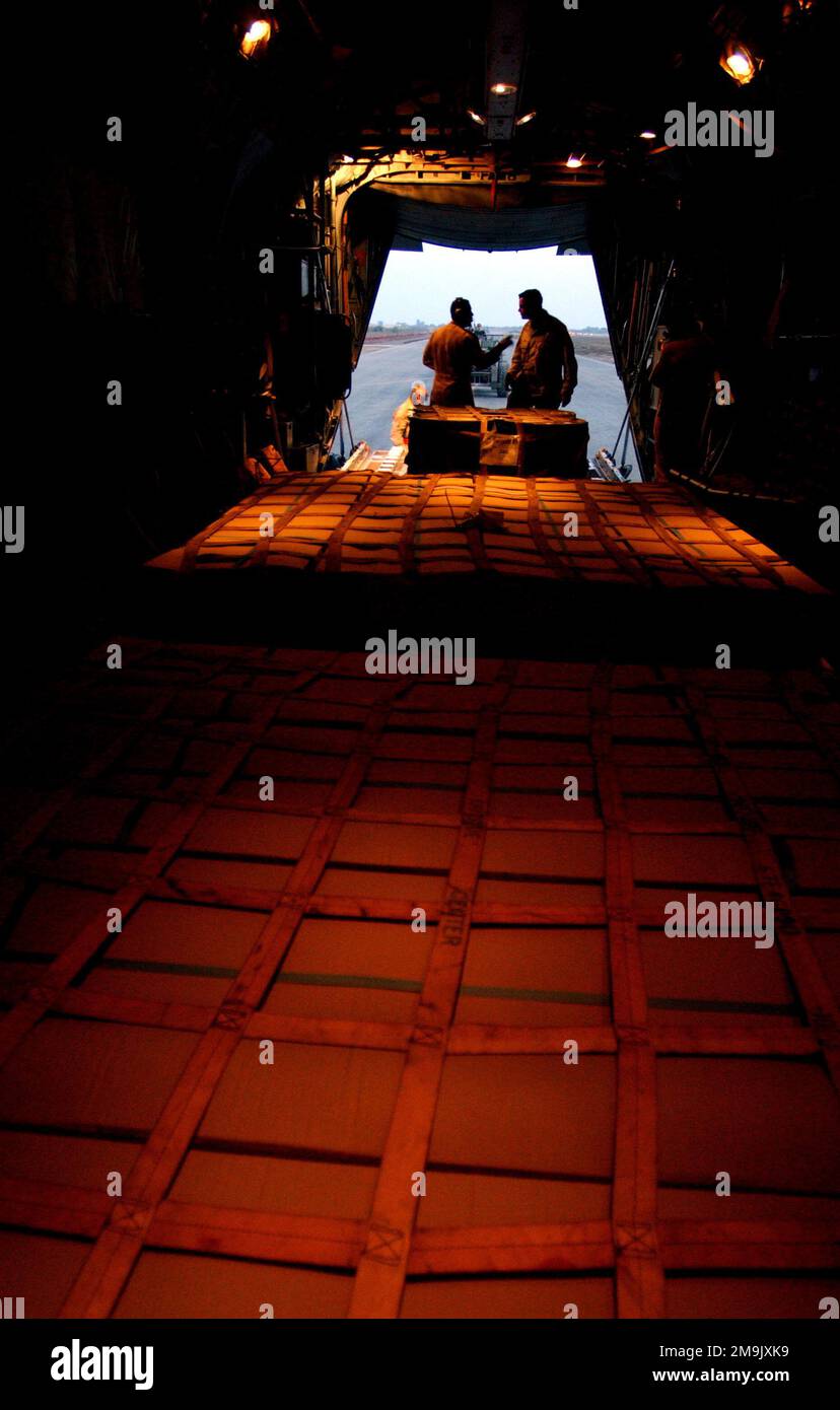 Ein Blick aus dem Frachtraum an Bord eines Luftfahrzeugs der US Air ...