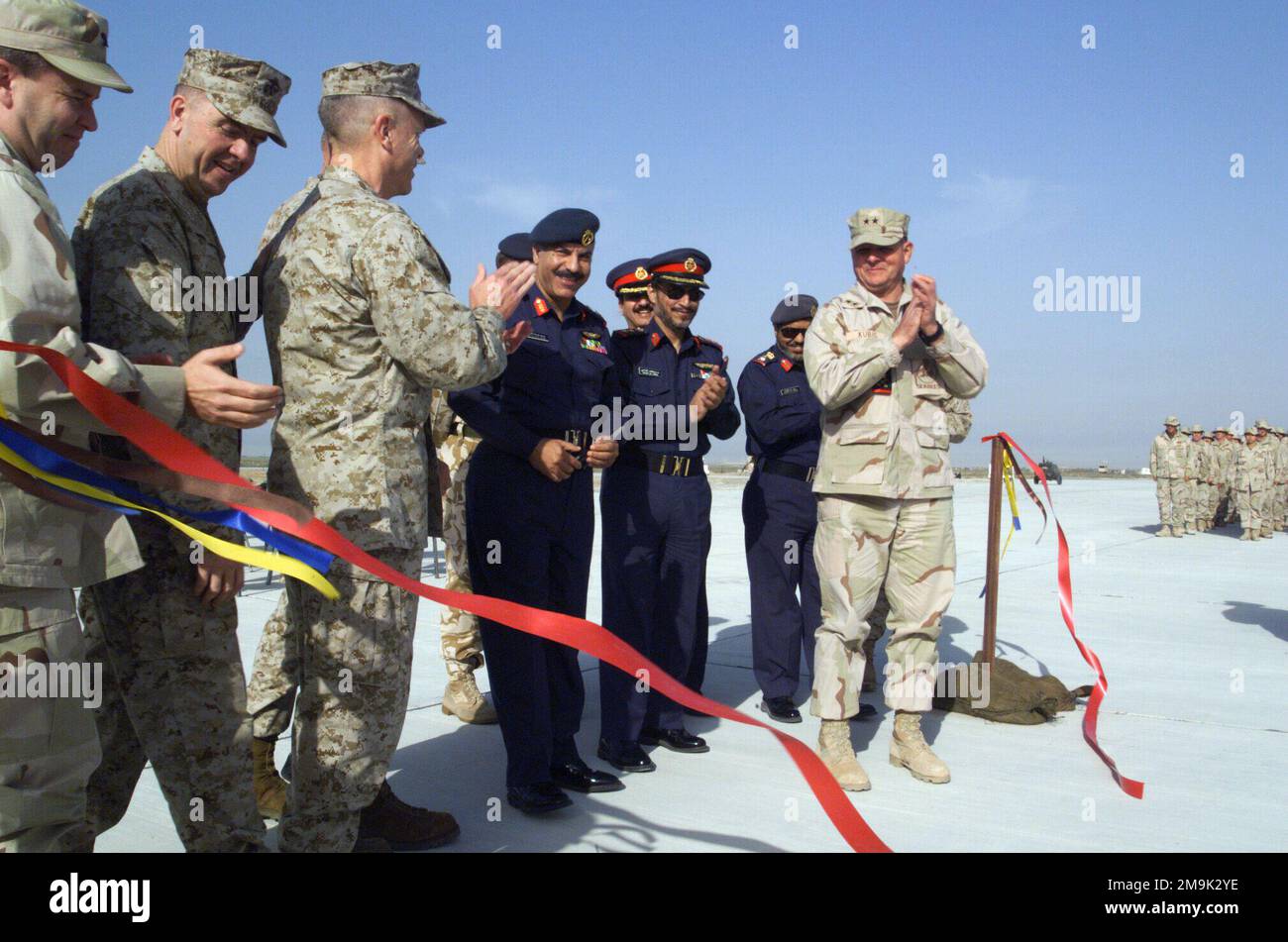 030202-M-5972A-011. [Complete] Bildunterschrift: US-Militär und Beamte ...