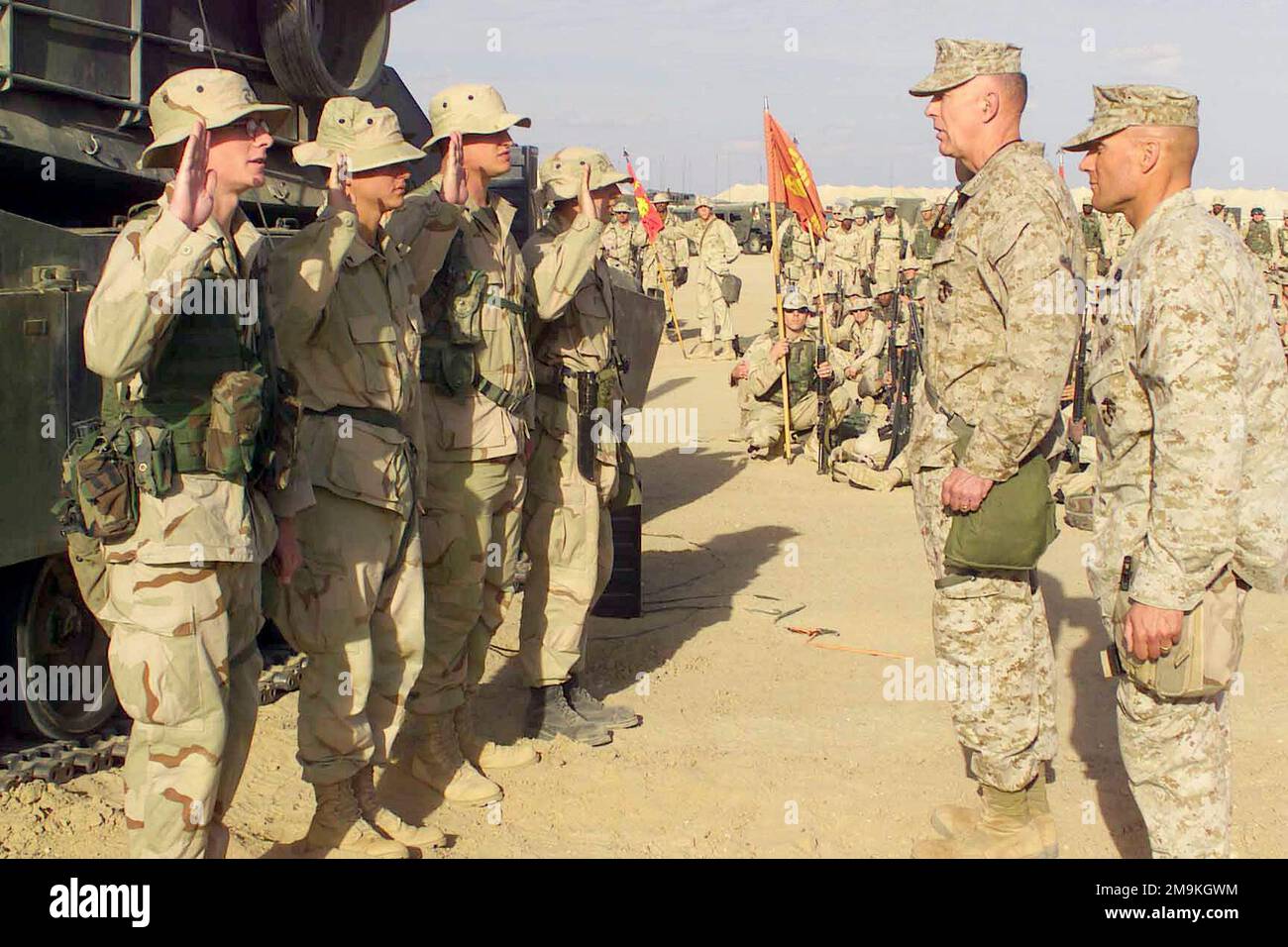 030216-M-4419R-040. [Complete] Bildunterschrift: Vier Marines des US ...
