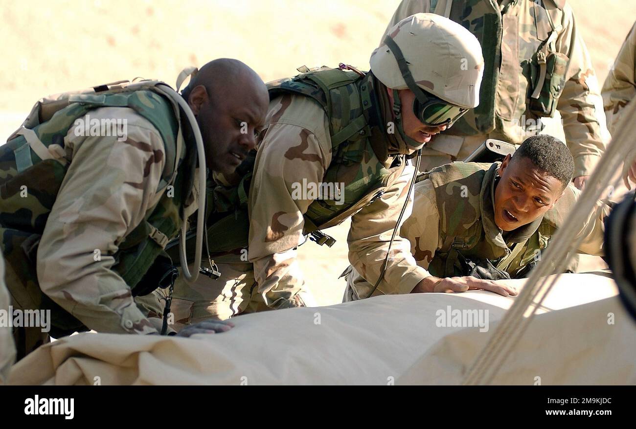 US Navy (USN) Corpsmen und US Marines Corps (USMC) Marines, die den 1 ...