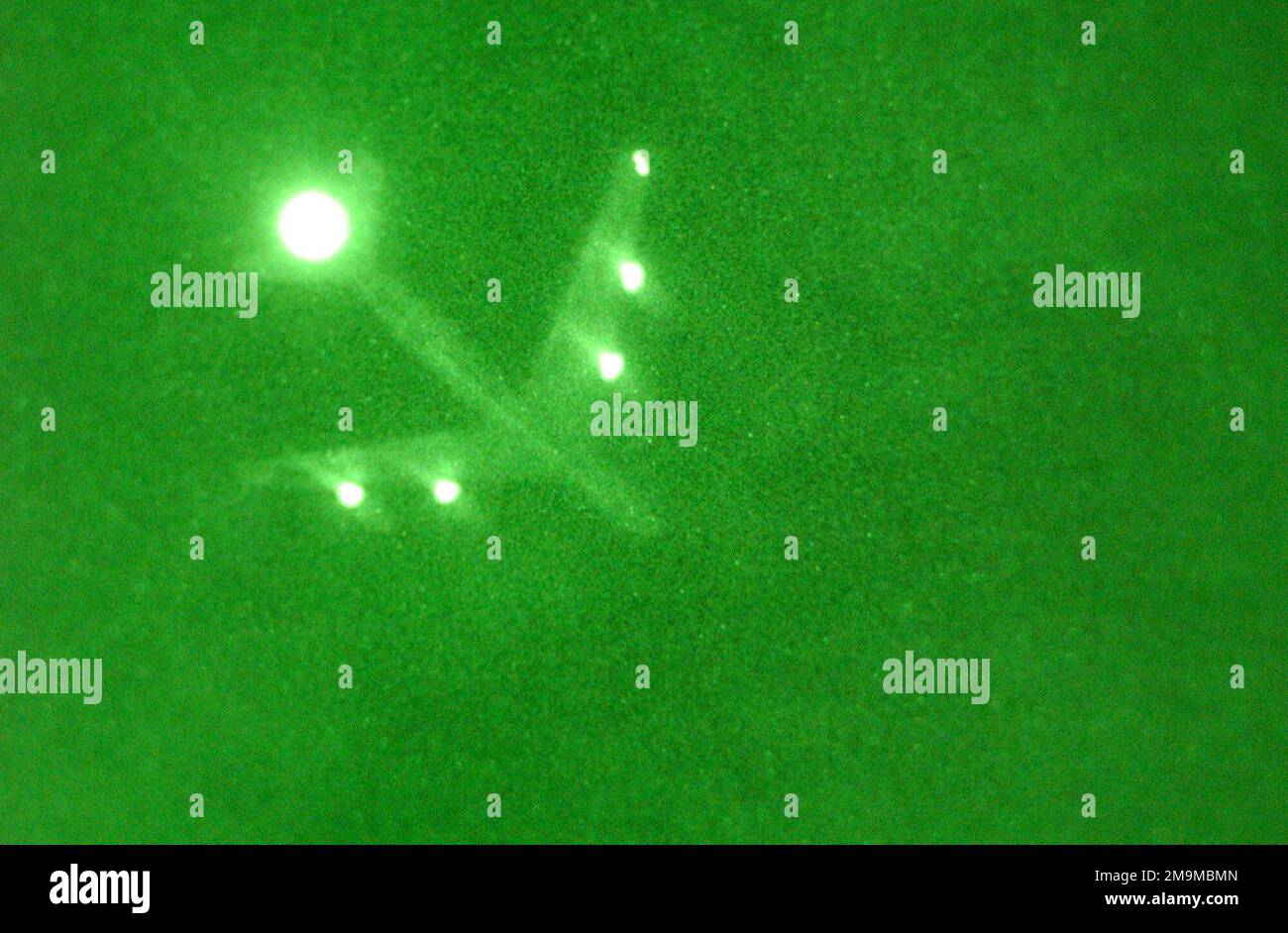 Ein Nachtskop-Blick auf einen US Air Force (USAF) KC-135R Stratotanker ...