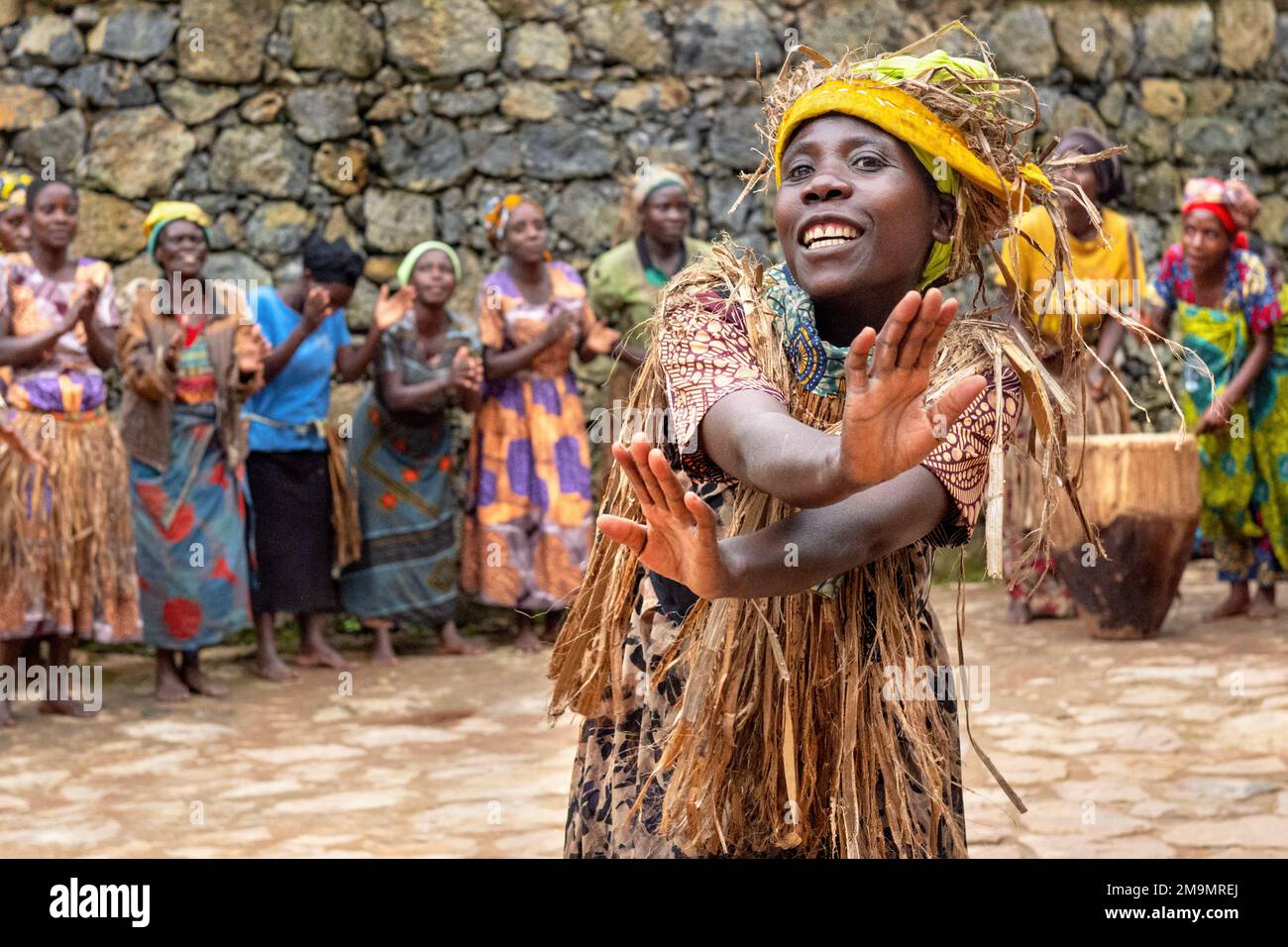 Echuya Batwa, oft als Pygmäen bekannt, tanzt im Südwesten Ugandas ...