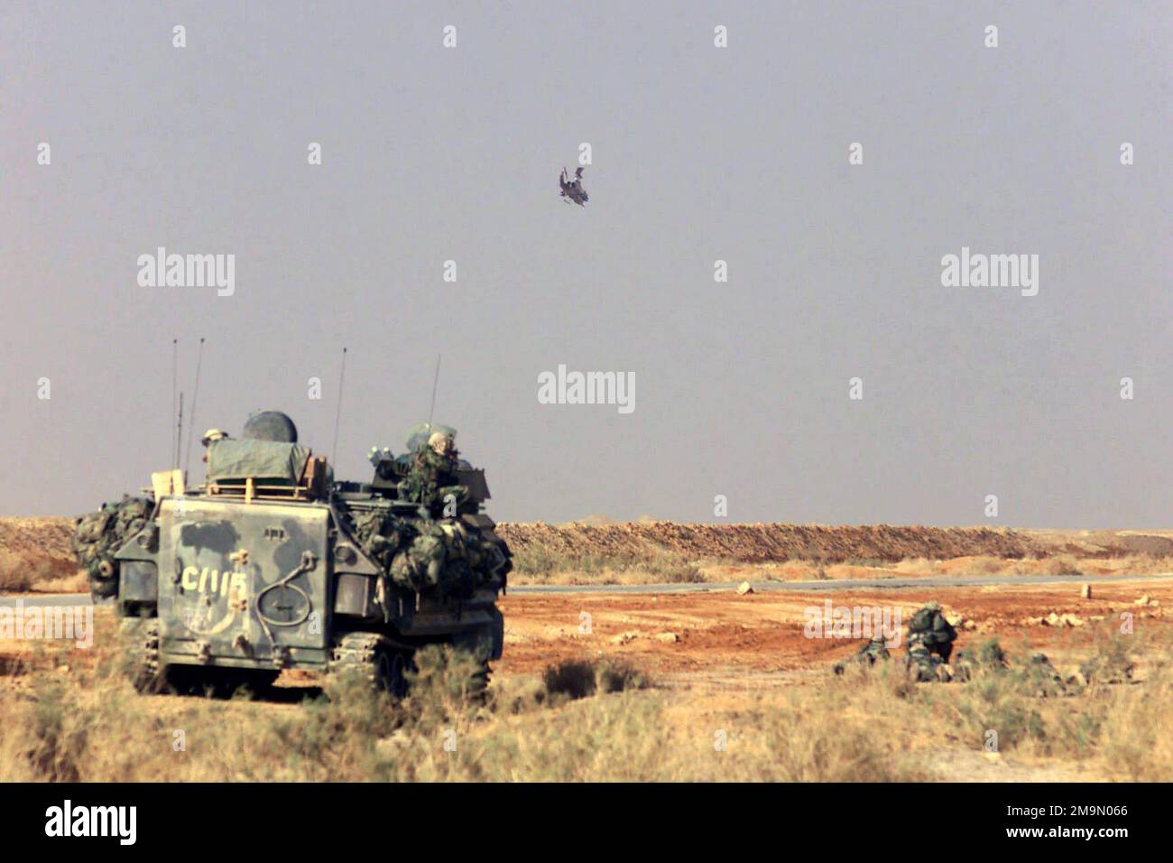 Ein AH-1W Super Cobra-Hubschrauber des US Marine Corps (USMC) bietet ...
