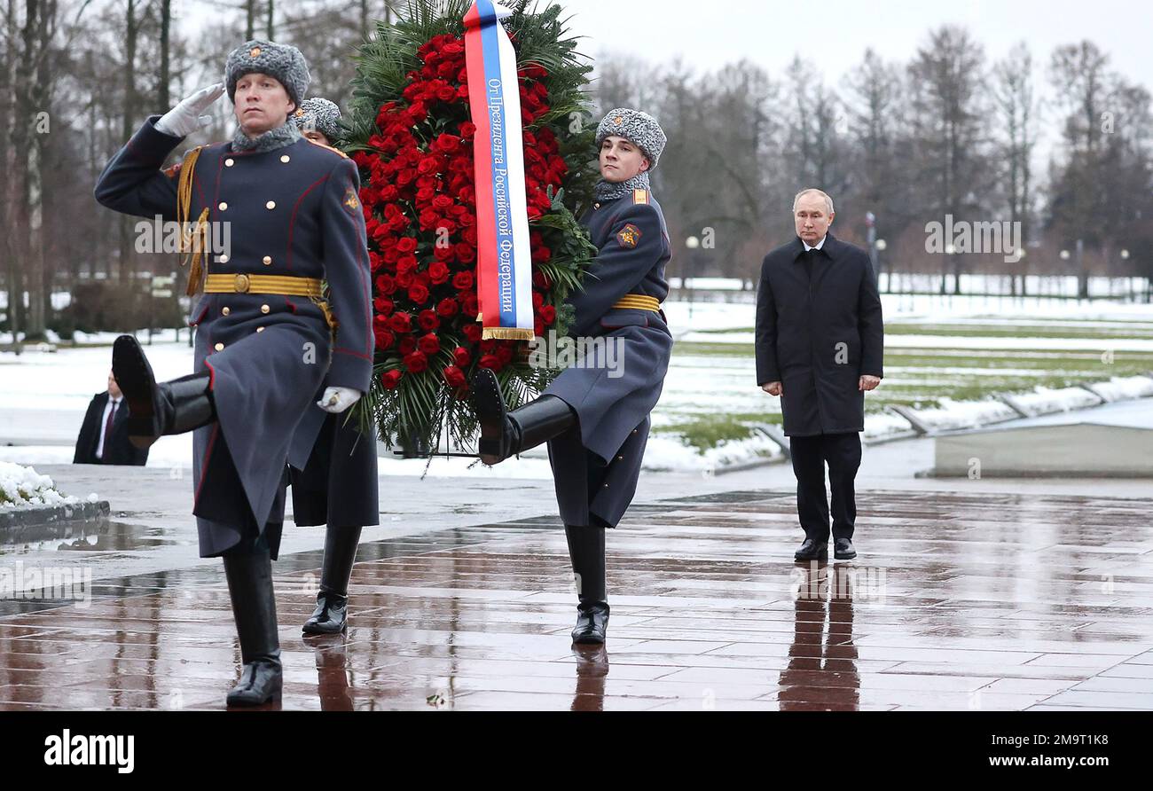 Sankt Petersburg, Russland. 18. Januar 2023. Der russische Präsident Wladimir Putin (R) legt ...