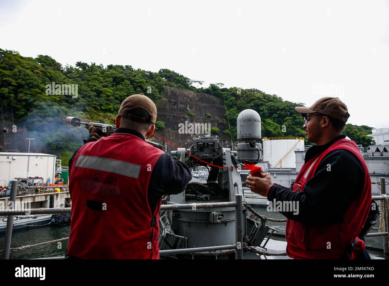 YOKOSUKA, Japan (21. Mai 2022) Gunner's Mate 3. Class Robert Derrington ...