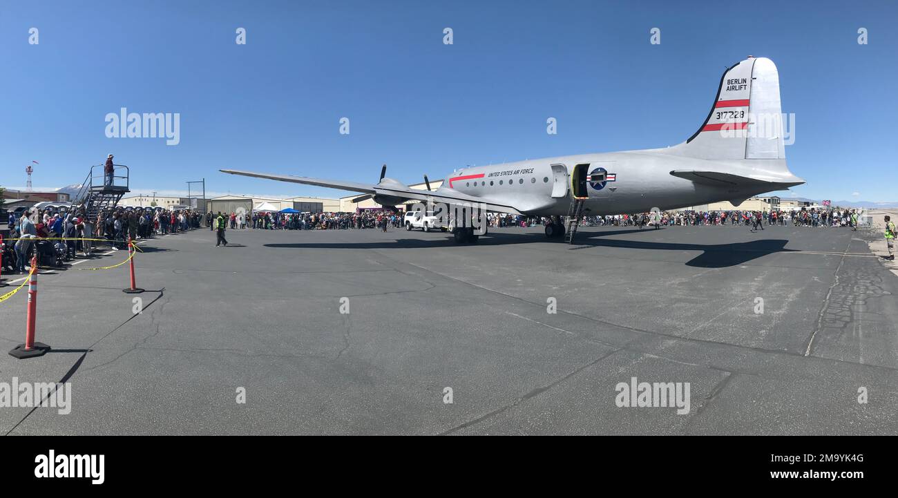 Ein C-54 Skymaster bereitet sich auf den Start in Spanish Fork, Utah ...
