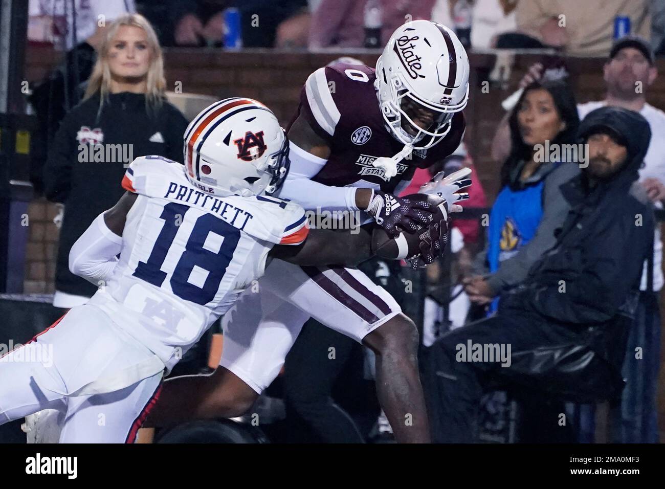 Mississippi State wide receiver Rara Thomas (0) holds on to a 22-yard ...