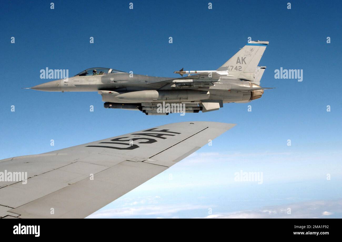 040611-F-3488S-011. [Complete] Bildunterschrift: Zwei US Air Force ...