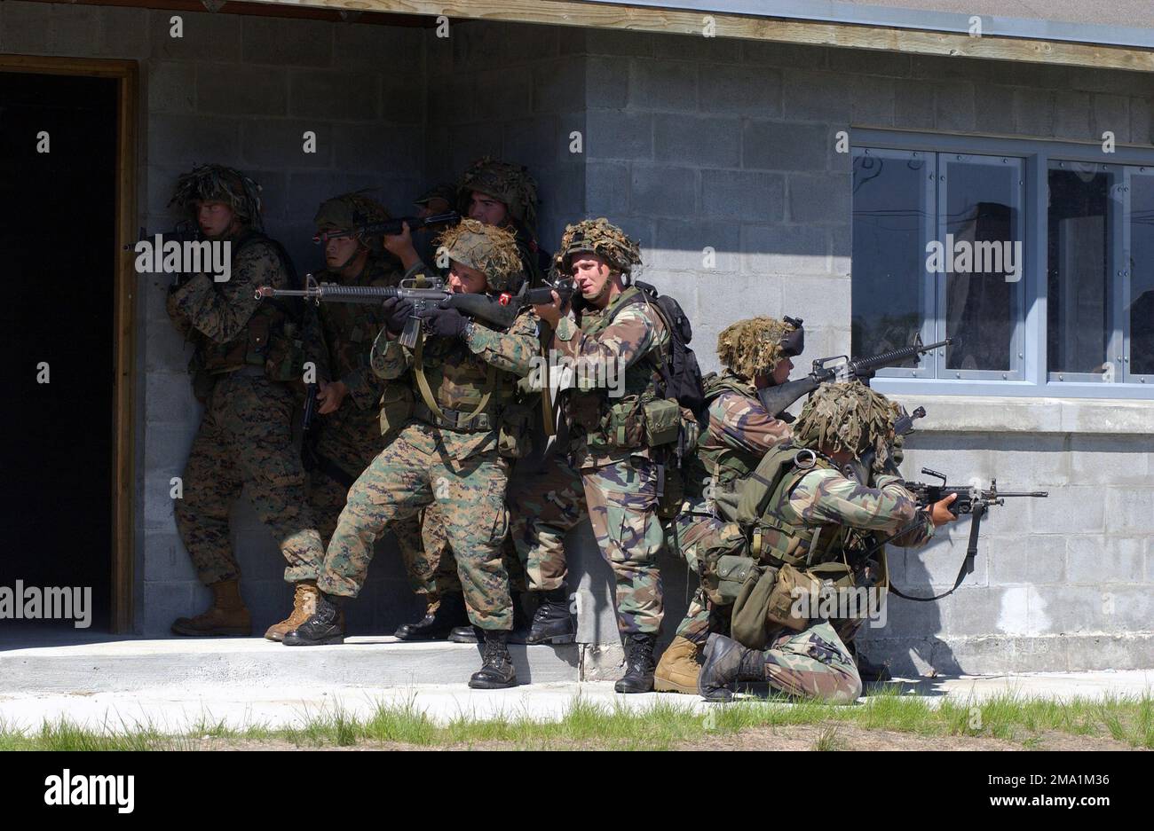 040614-F-3488S-009. [Complete] Bildunterschrift: MARINES des US Marine ...
