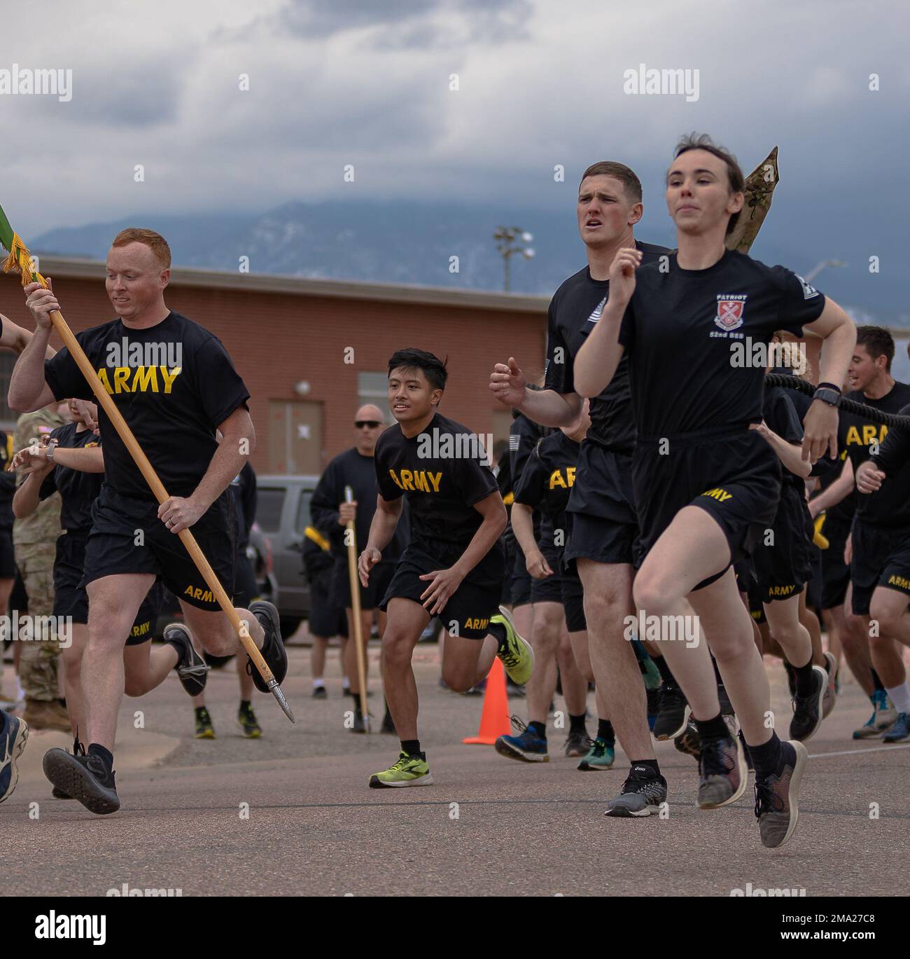 Soldaten, die der 4. Infanterie-Division zugeteilt sind, führen am 23 ...