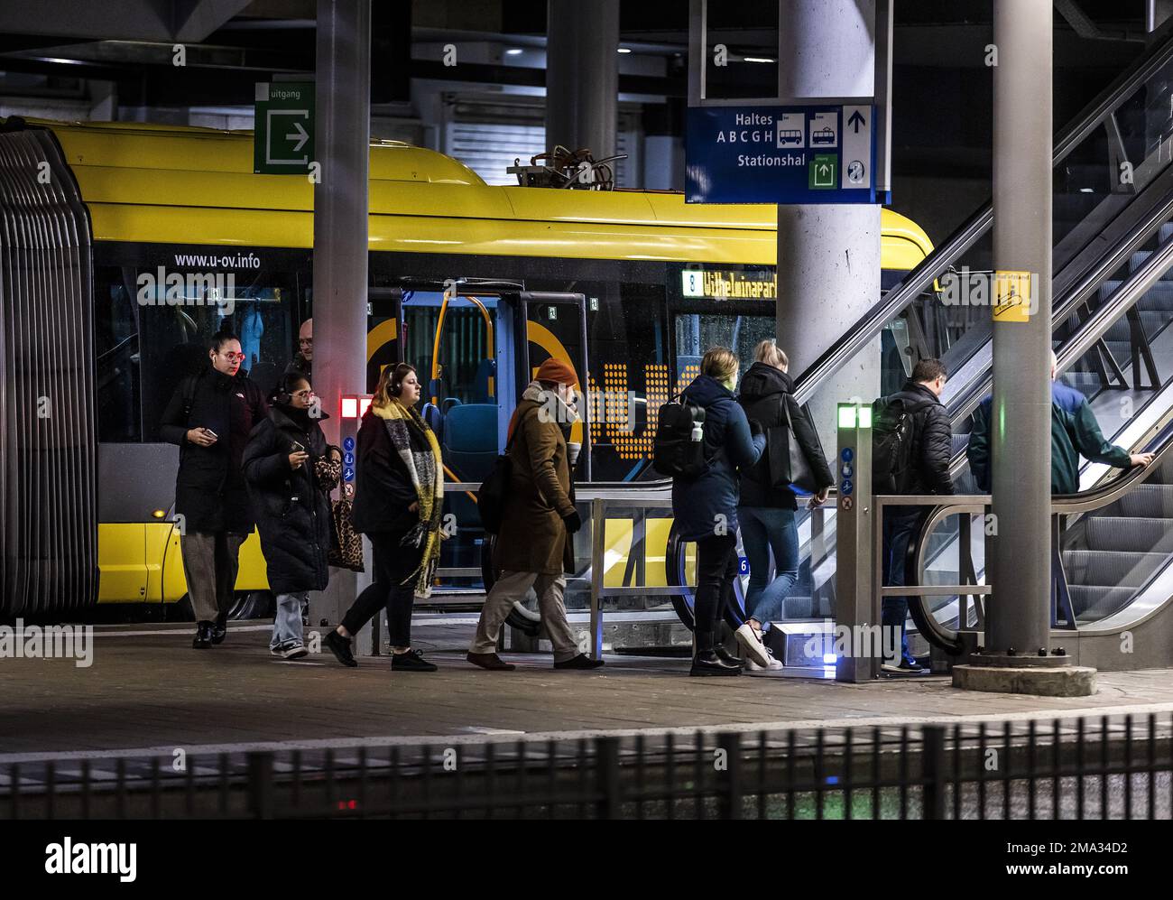 UTRECHT - Passagiere steigen an der Bushaltestelle am Hauptbahnhof von ...