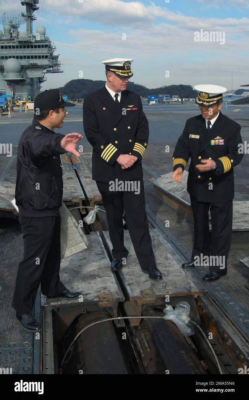 041221-N-6490U-002. [Complete] Szene Caption: US Navy (USN) Captain (CAPT) Thomas Parker (Center ...