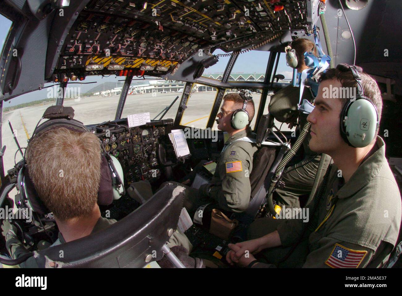050108-F-1740G-003. [Complete] Bildunterschrift: USA Air Force MAJ ...