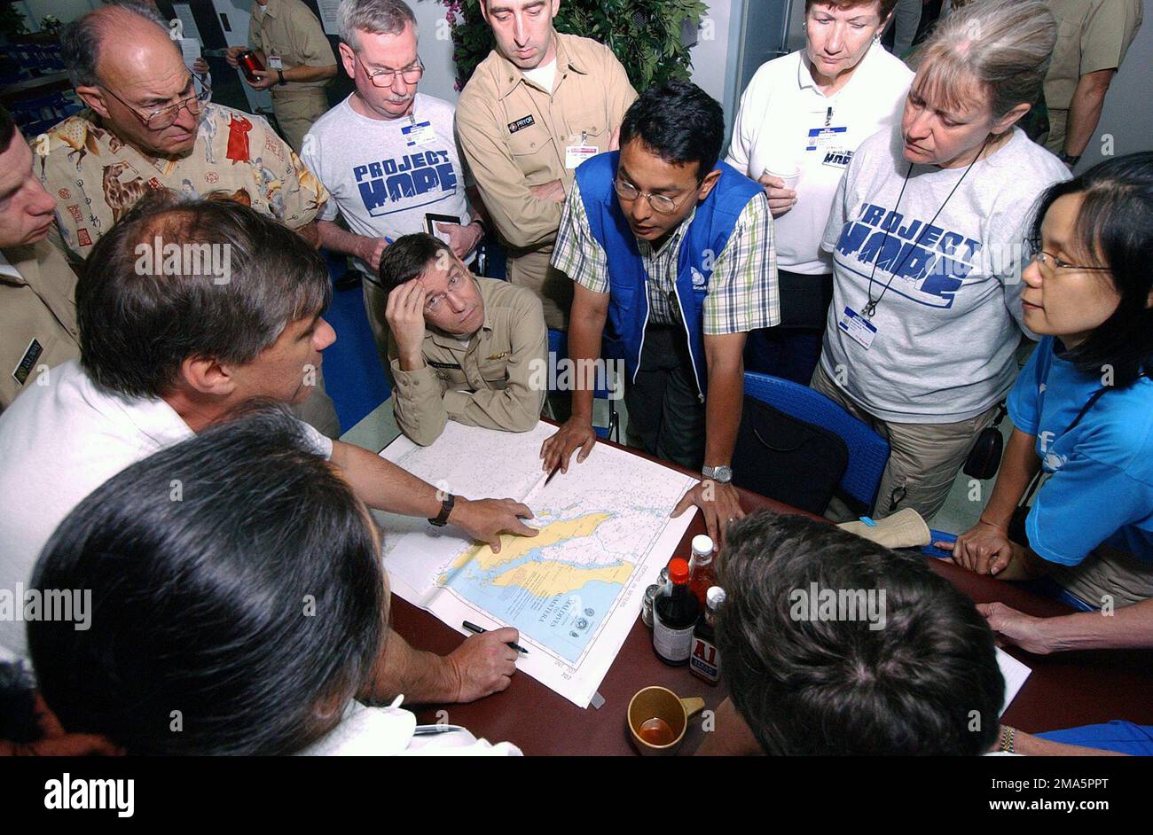 050206-N-1450G-052. [Complete] Szene Caption: Dr. Robin Nandy (blaue ...