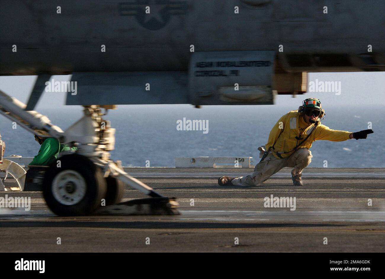 US Navy (USN) Lieutenant (LT) Russell Dicks gibt das Signal, einen F/A ...