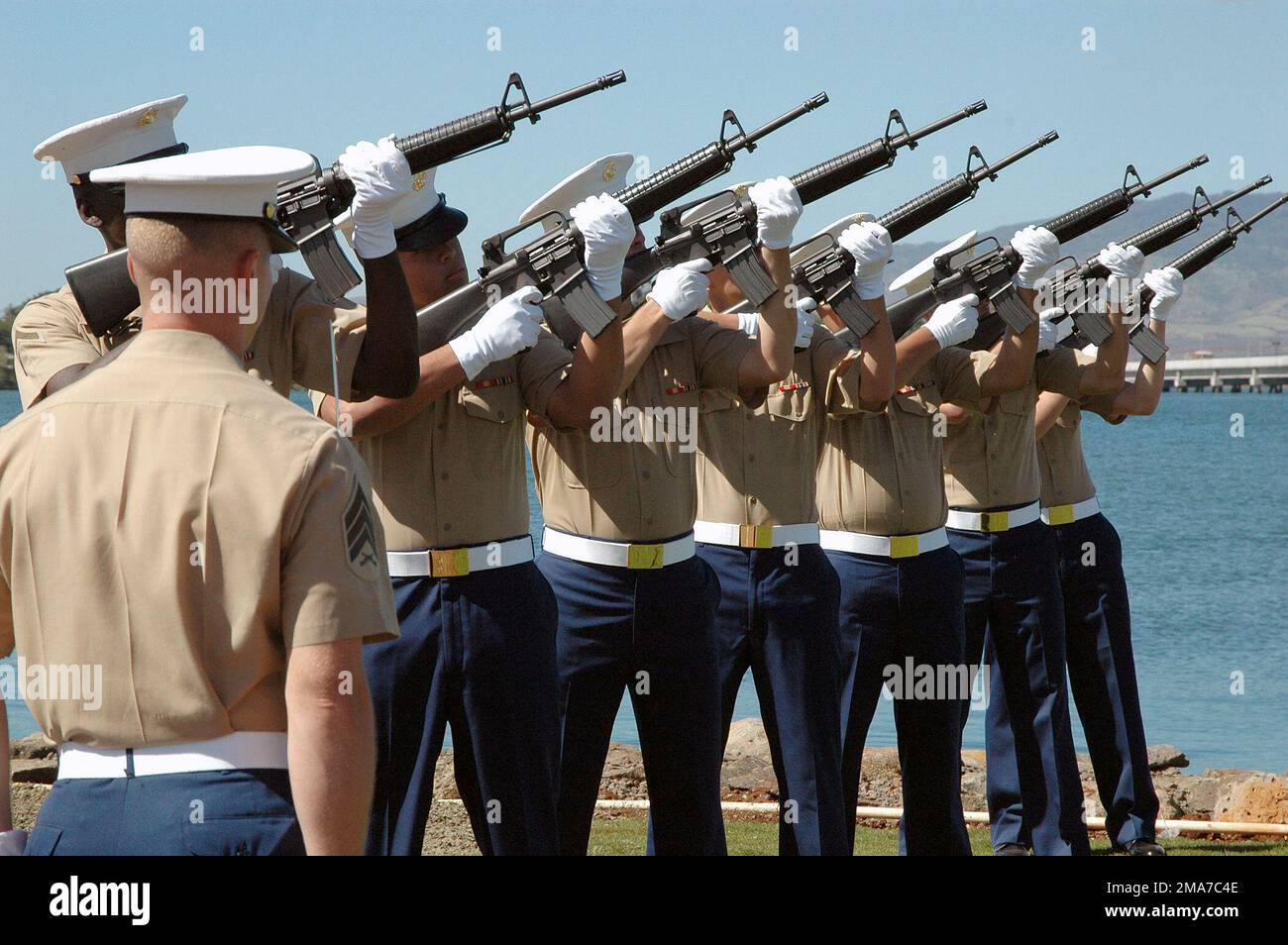 Ein US Marine Corps (USMC)-Gewehr der Marine Corps Base (MCB) Hawaii ...