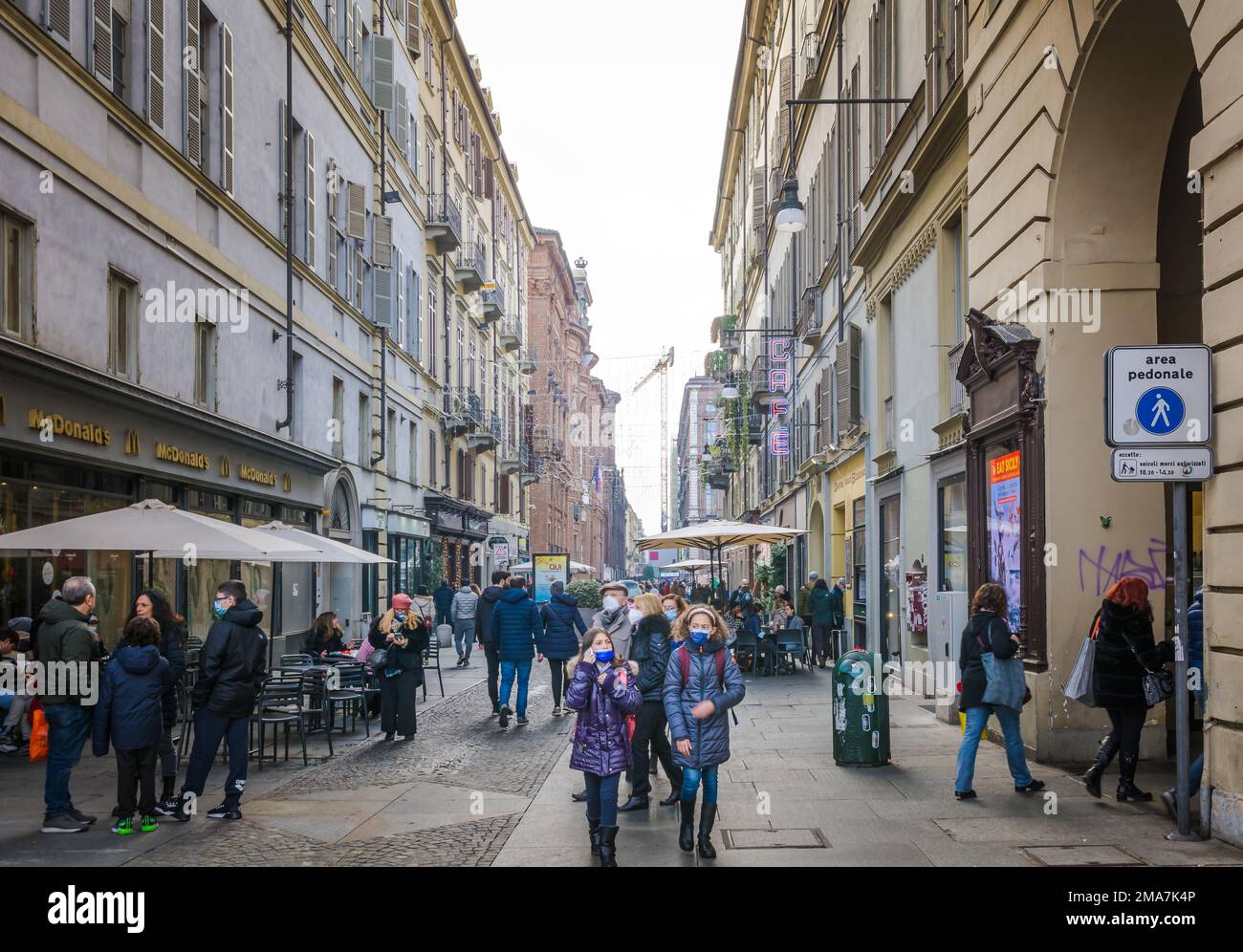 Accademia-Straße im historischen Zentrum von Turin. Menschen gehen ...