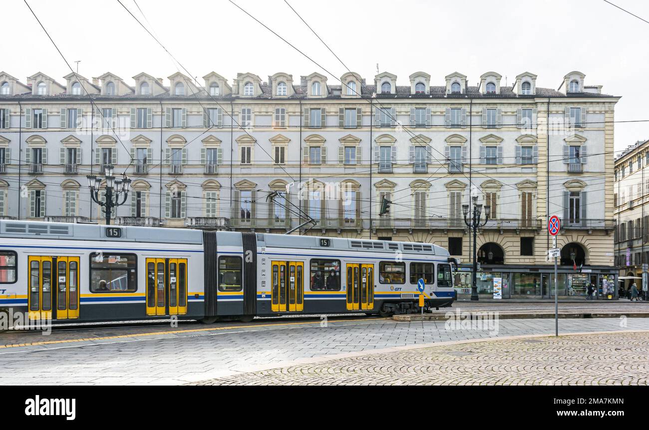 Straßenbahn auf dem Schlossplatz im historischen Zentrum von Turin ...