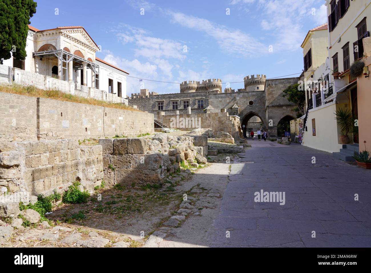 RHODOS, GRIECHENLAND - 11. MAI 2022: Alte Befestigungsanlagen von ...
