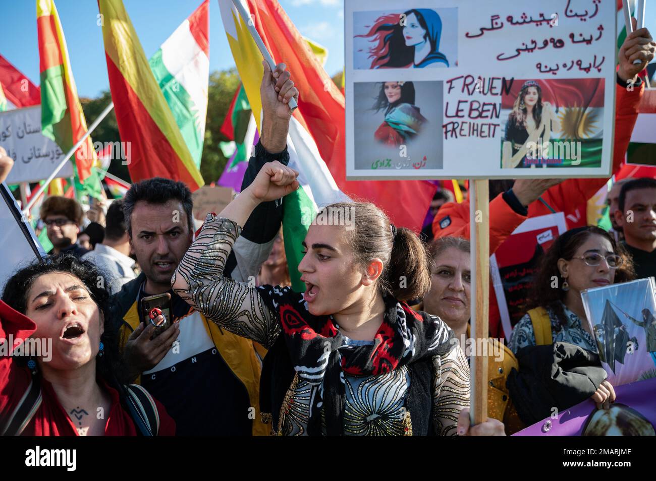 Frau leben freiheit alte iranische flagge -Fotos und -Bildmaterial in ...