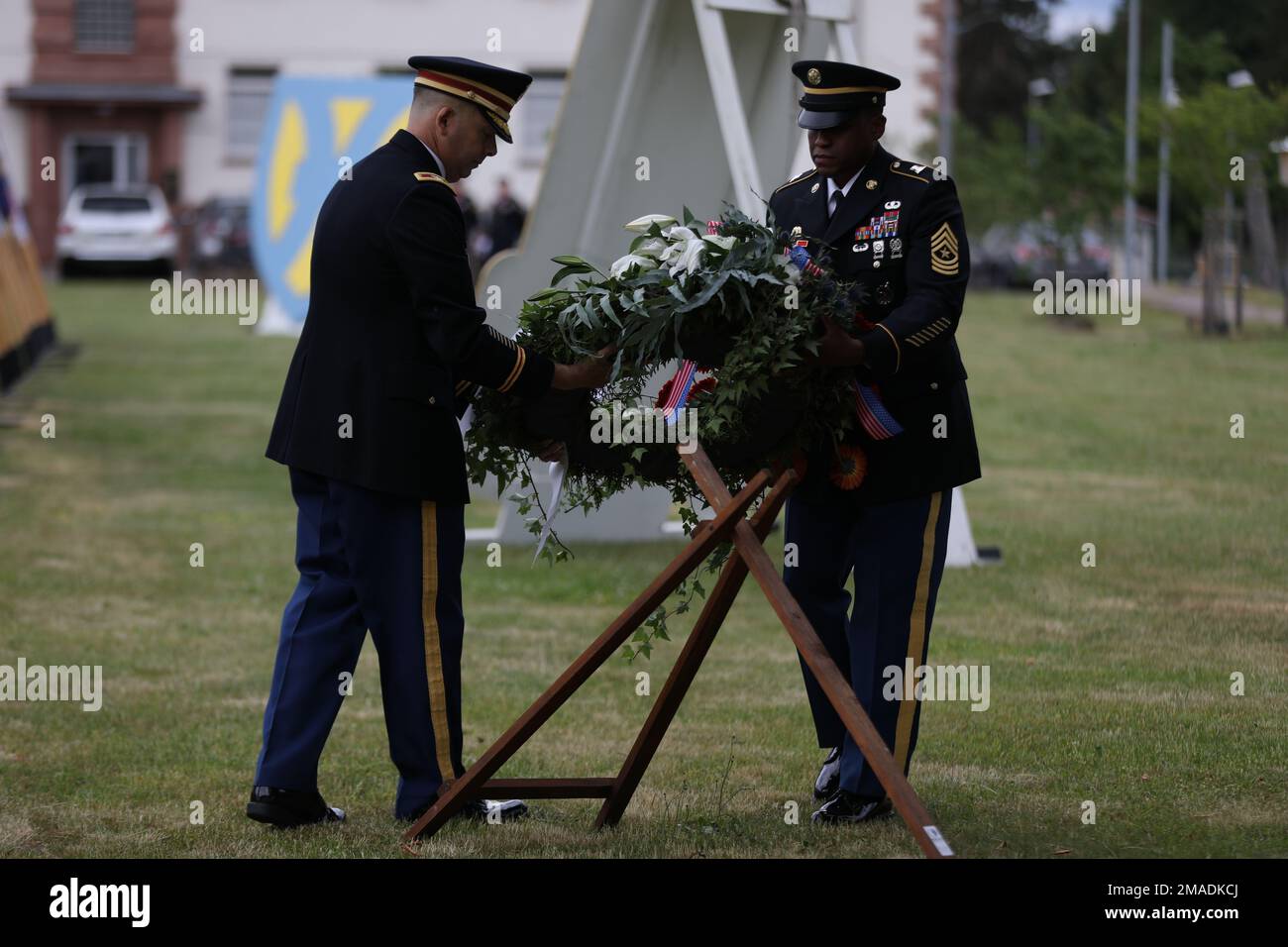 USA Armeekollege Douglas Levien, stellvertretender Befehlshaber, Links ...