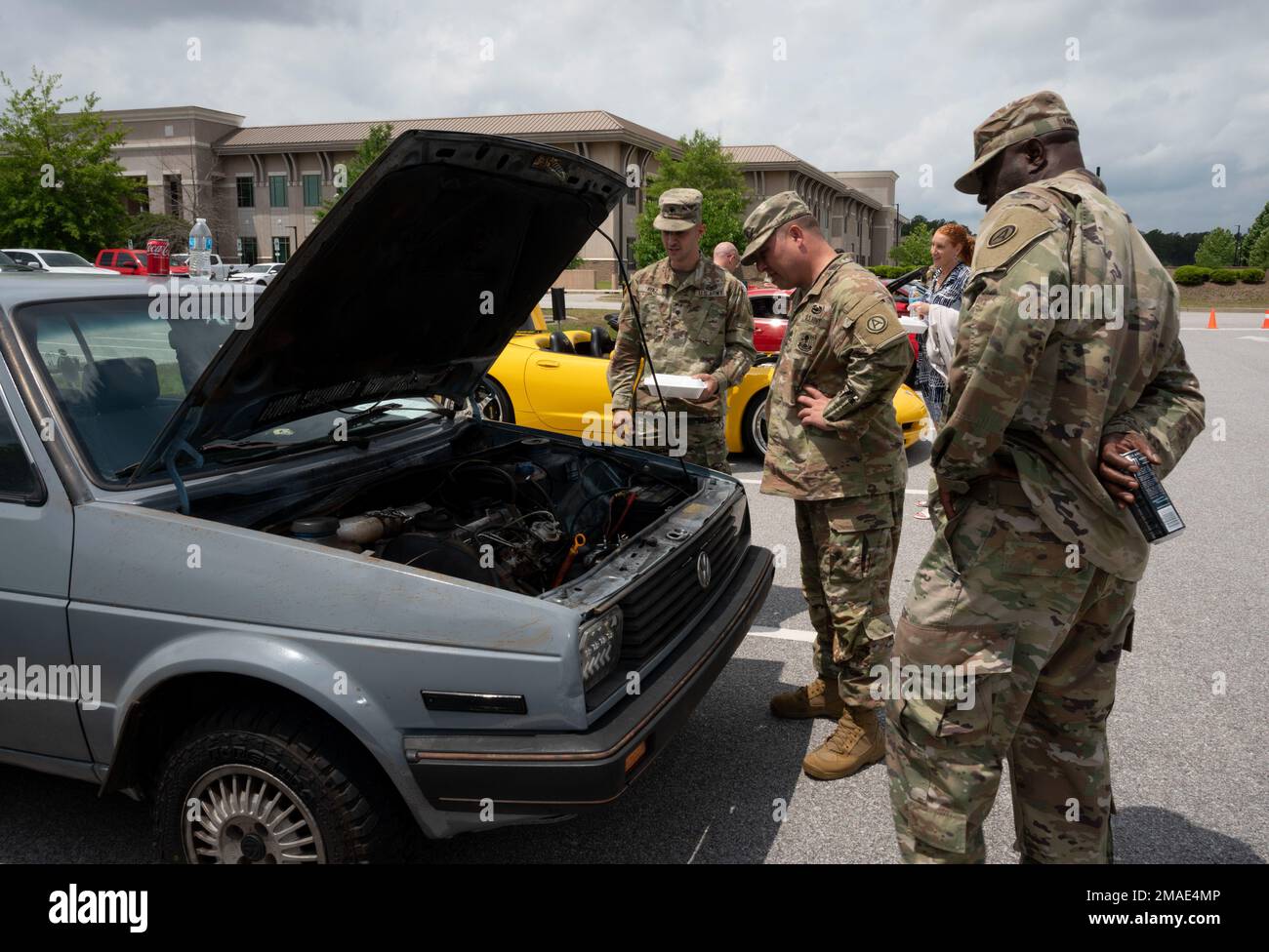 Soldaten bei den USA Army Central bewundern Sie Autos bei der Spring ...