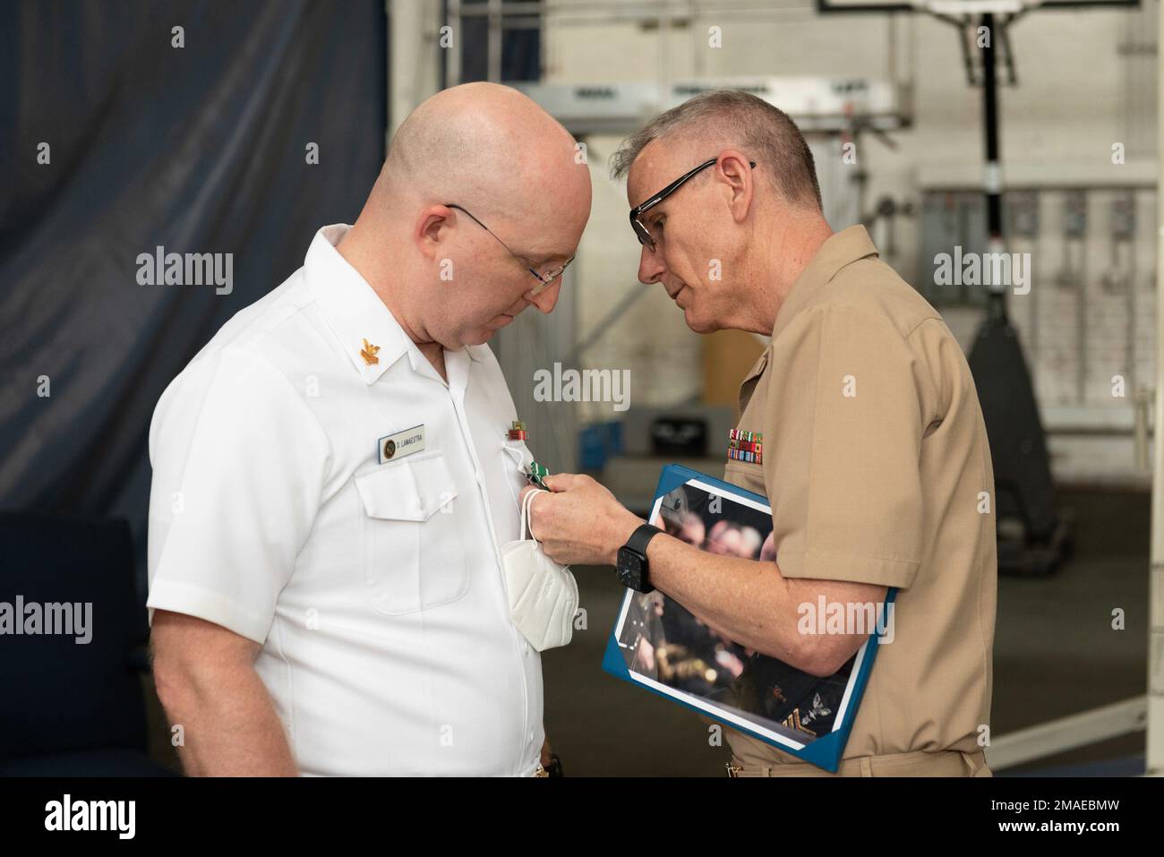 220526-N-DD694-1018 WASHINGTON (26. Mai 2022) Captain Ken Collins, befehlshabender Offizier der ...