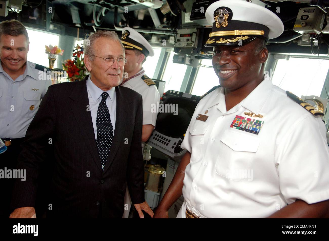 060604-N-0696M-250. Basis: USS Mccampbell (DDG 85) Land: Singapur (SGP ...