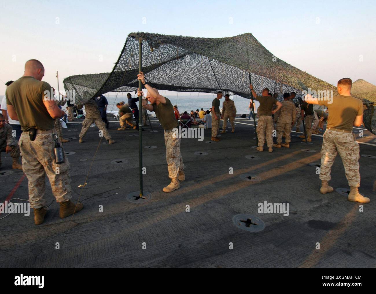 060723-N-6403R-013. [Complete] Bildunterschrift: US Marine Corps (USMC ...