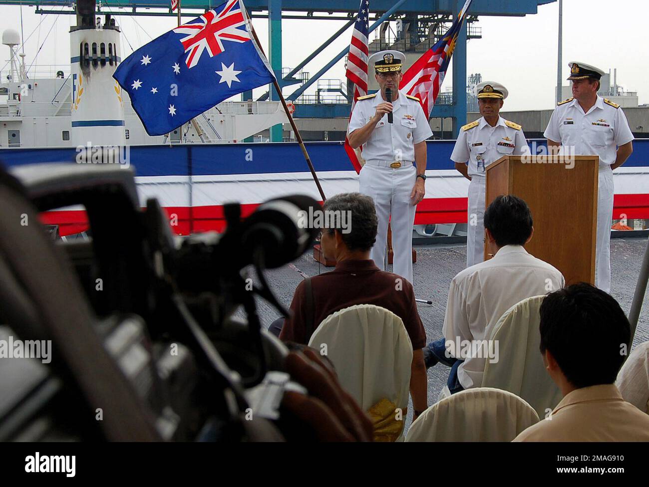 060919-N-3228J-006. [Complete] Bildunterschrift: US Navy Rear ADM. John Bird (links), Commander ...