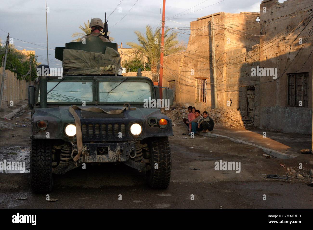 070317-M-2819S-033. [Complete] Bildunterschrift: Marines mit ...