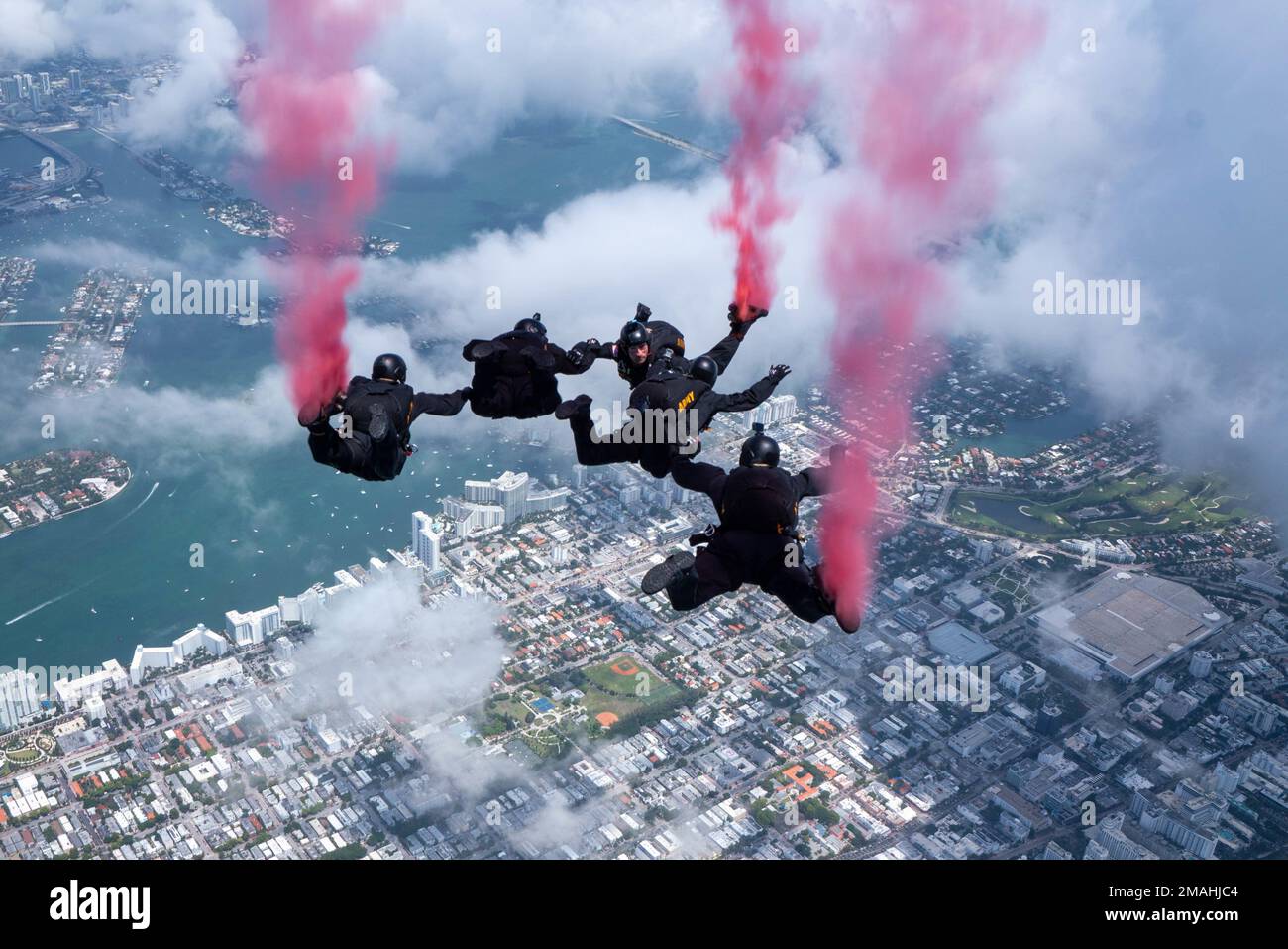 Mitglieder der USA Army Parachute Team startet am 27. Mai einen ...