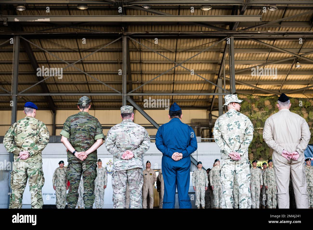Internationale Militärangehörige verschiedener Einheiten der Anlage ...