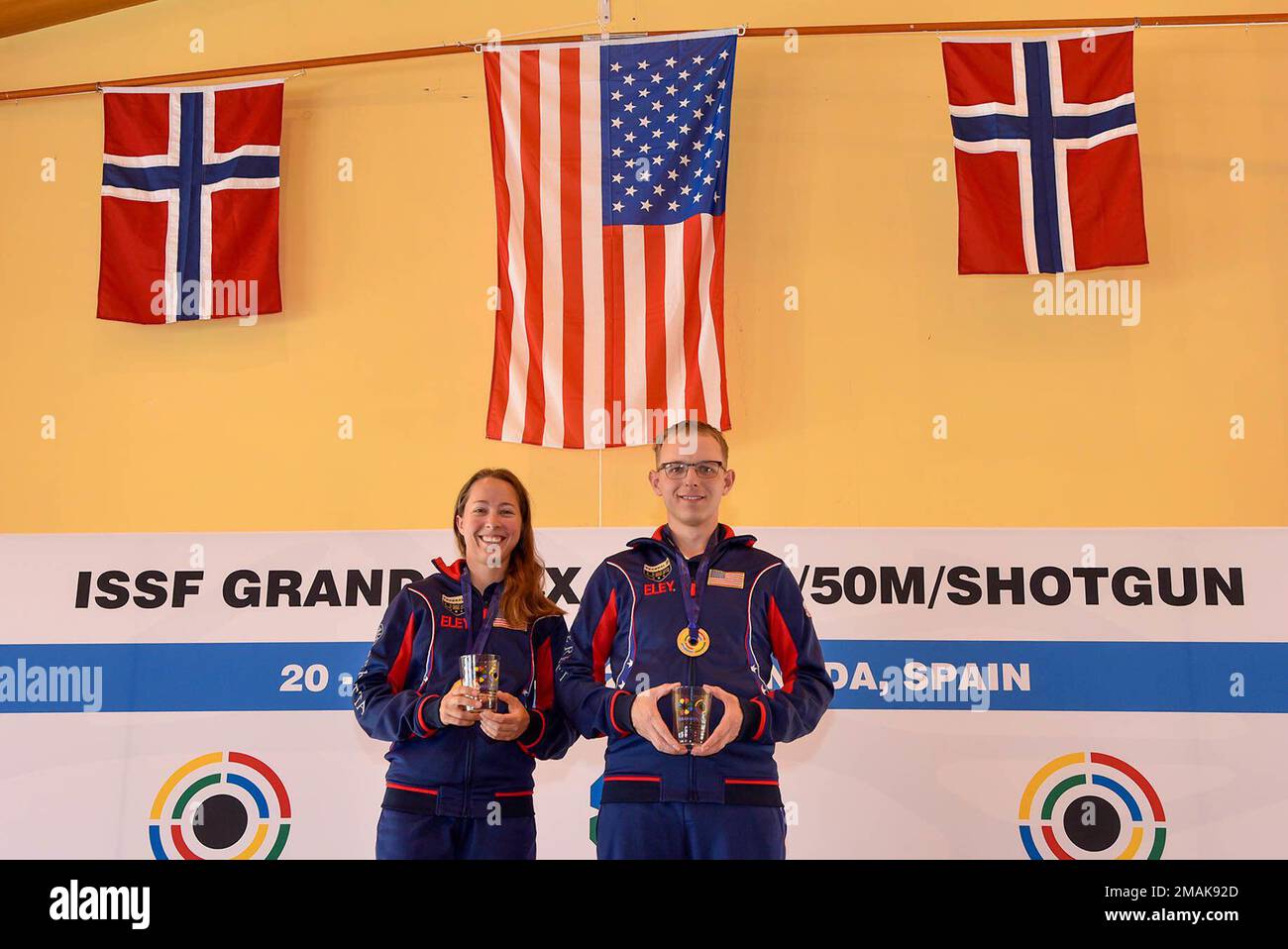 Die Sergeants Sagen Maddalena und Ivan Roe (Zentrum), die beide ...